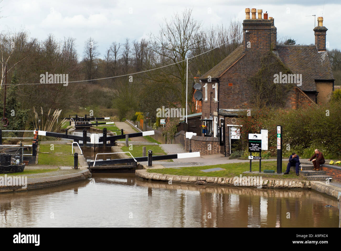 Top lock cottage hi-res stock photography and images - Alamy
