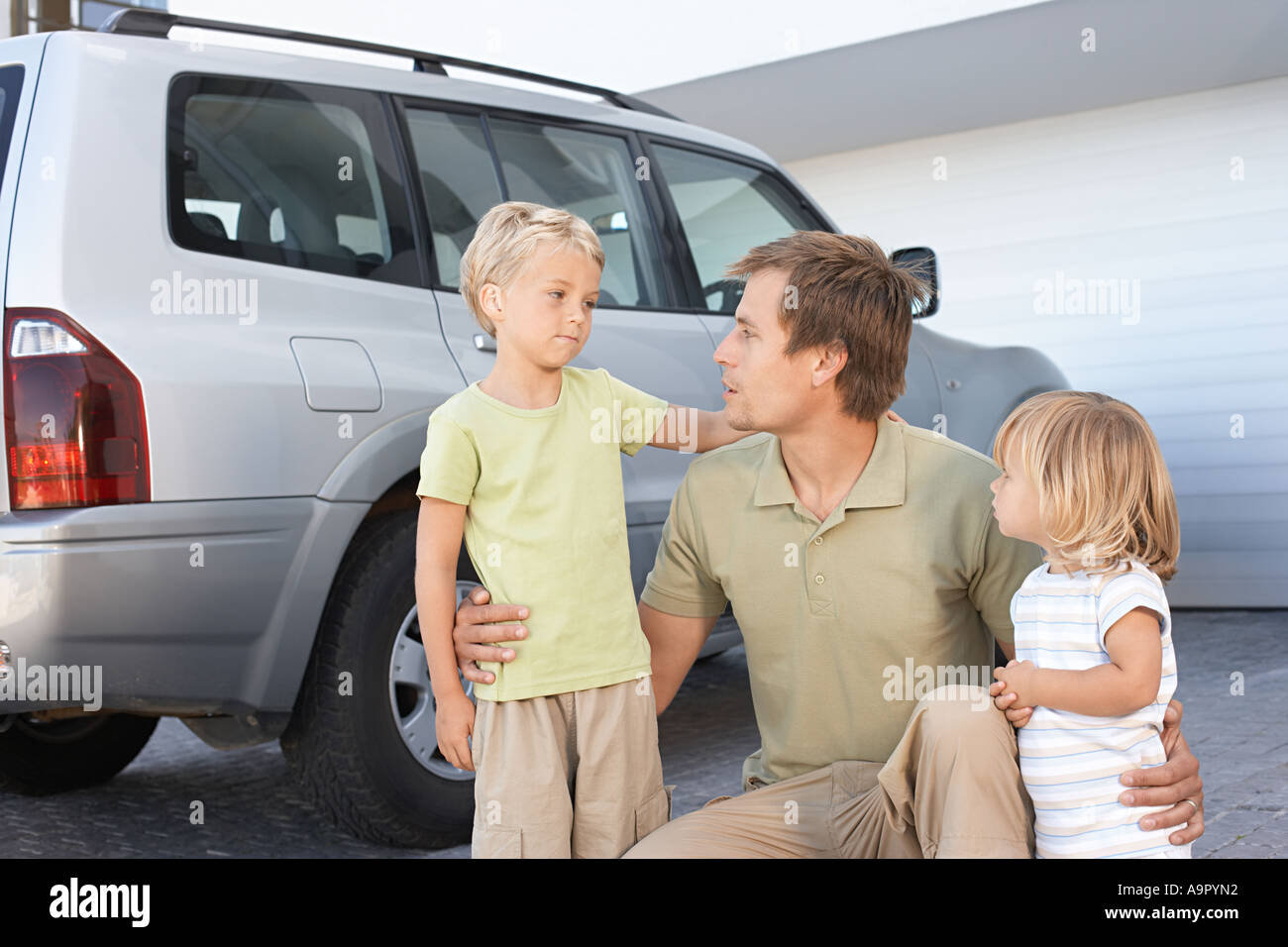 Father comforting crying daughter hi-res stock photography and images ...
