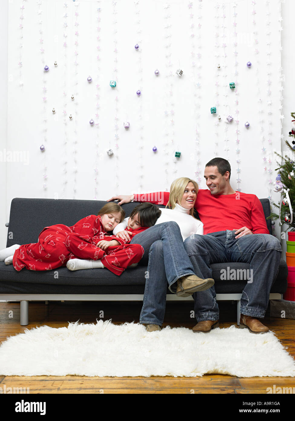 Family around christmas tree hi-res stock photography and images - Alamy