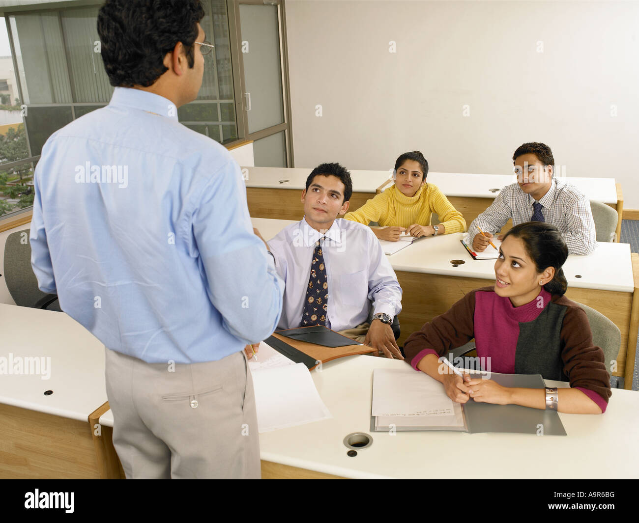 A trainer conducting a class for professionals Stock Photo - Alamy