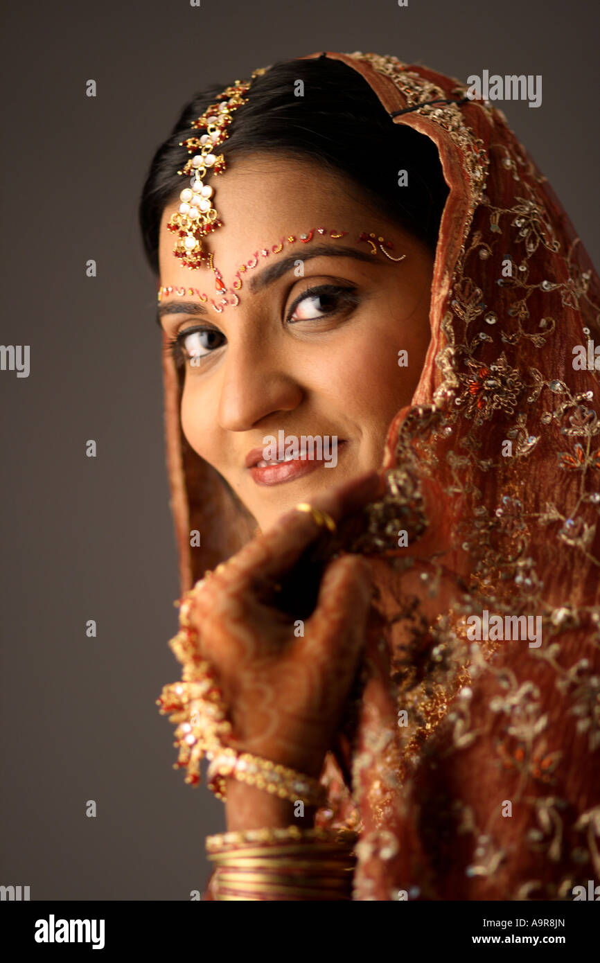 Portrait of an Indian bride smiling Stock Photo - Alamy