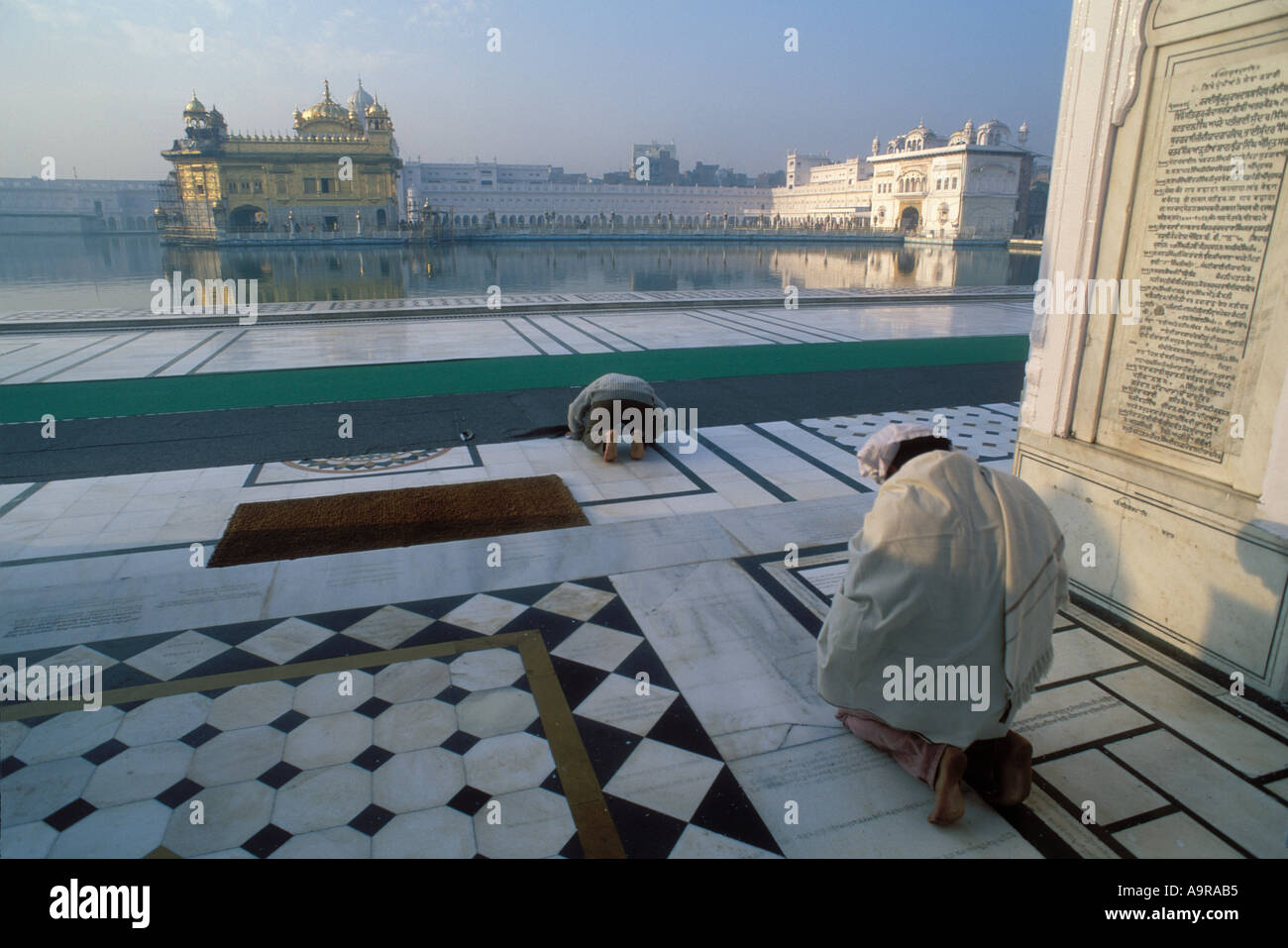 Golden Temple Man praying, Amritsar Punjab Stock Photo - Alamy