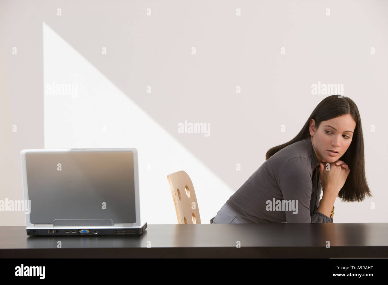 Woman looking over shoulder scared hi-res stock photography and images ...