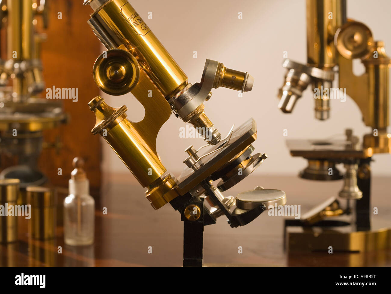Antique microscopes hi-res stock photography and images - Alamy