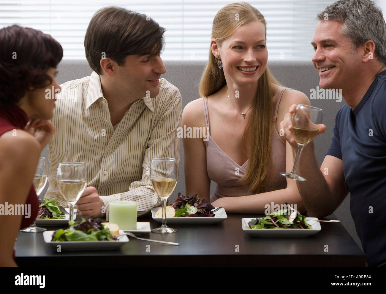 Couples eating restaurant hi-res stock photography and images - Alamy