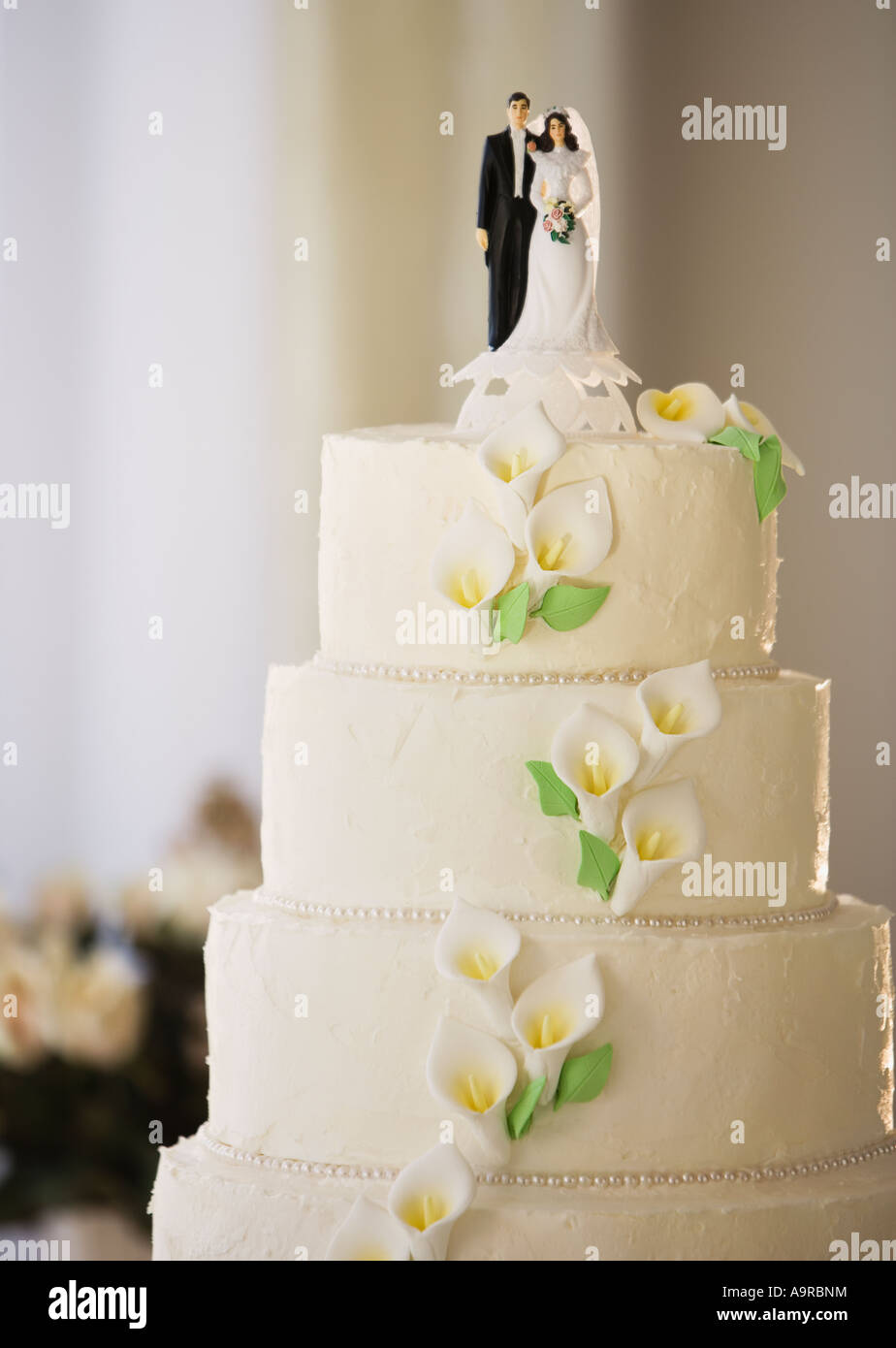Wedding cake with bride and groom figurines Stock Photo - Alamy