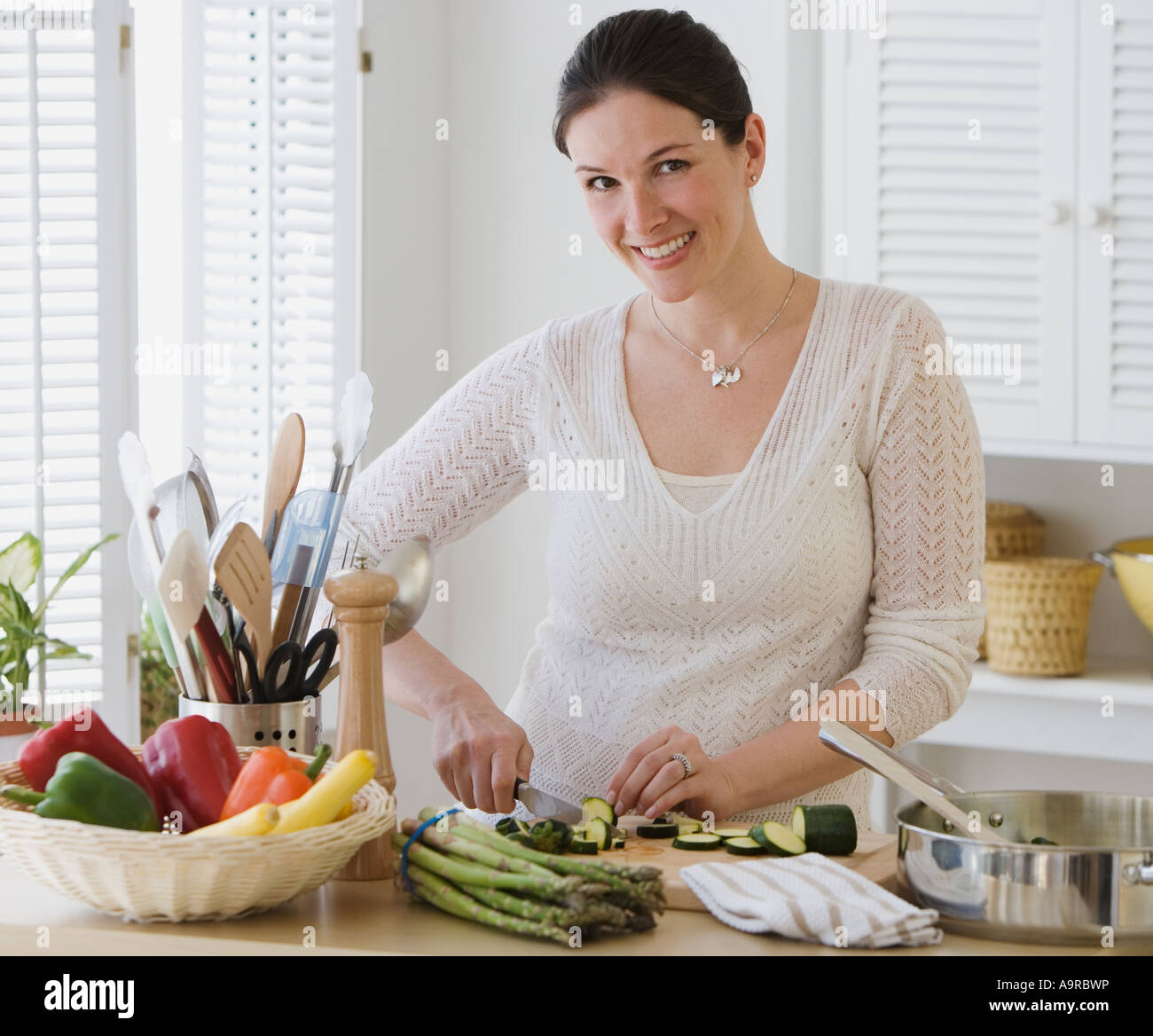 Woman chopping vegetables hi-res stock photography and images - Alamy