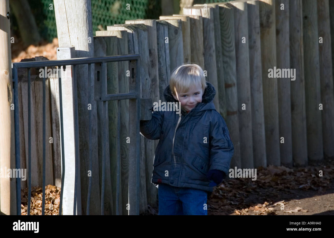 Fence sneaking hi-res stock photography and images - Alamy