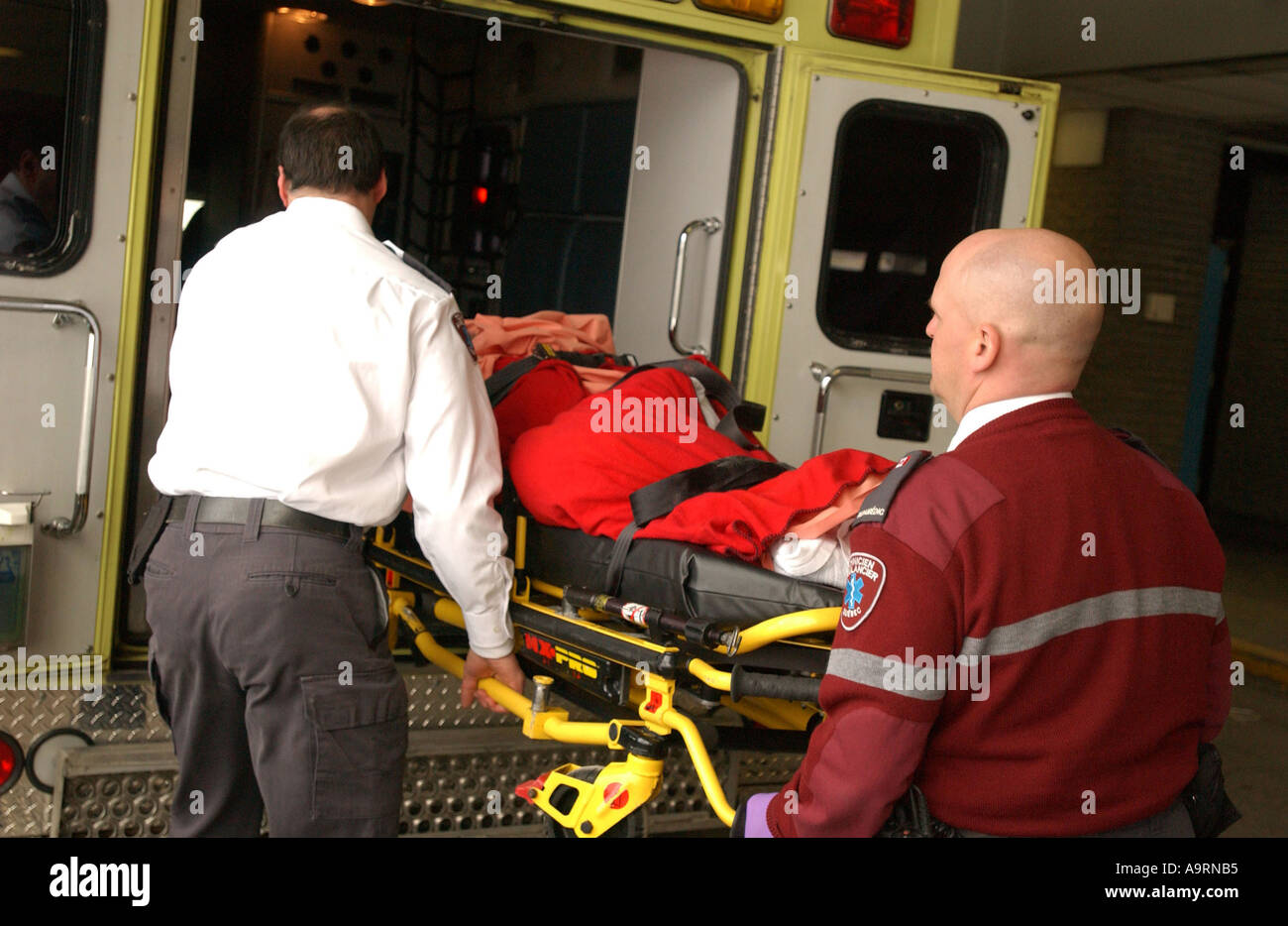 Canada ambulance emergency workers hi-res stock photography and images ...