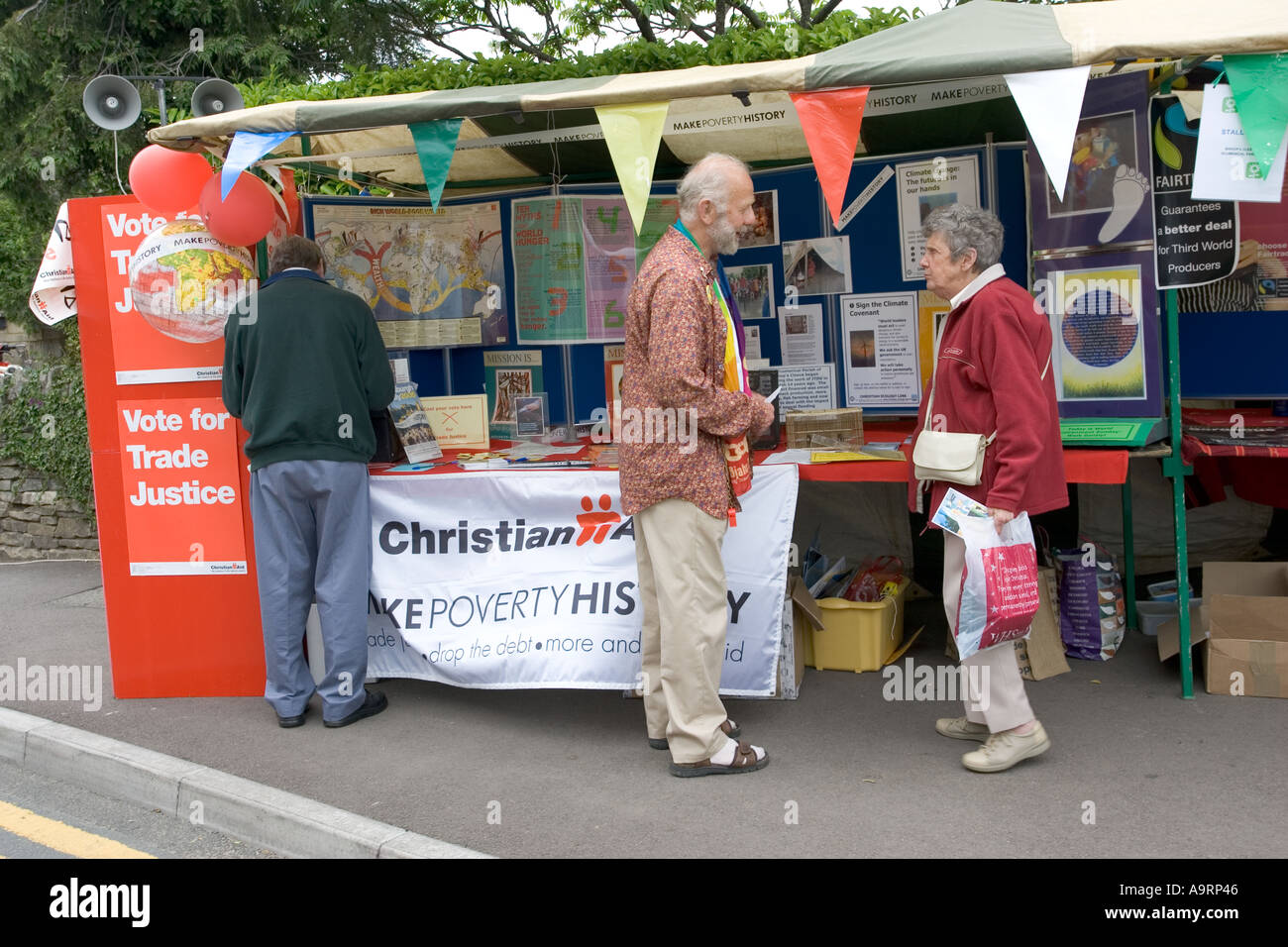 Discussing fair trade issues at Vote for Trade Justice and Make Poverty ...