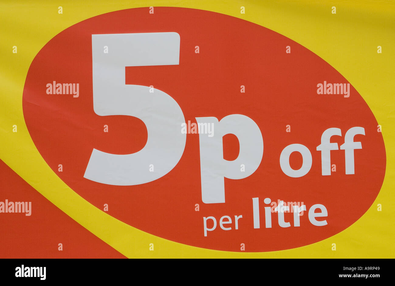 5p off per litre odd fuel sign in red and yellow Tesco car park Stock ...
