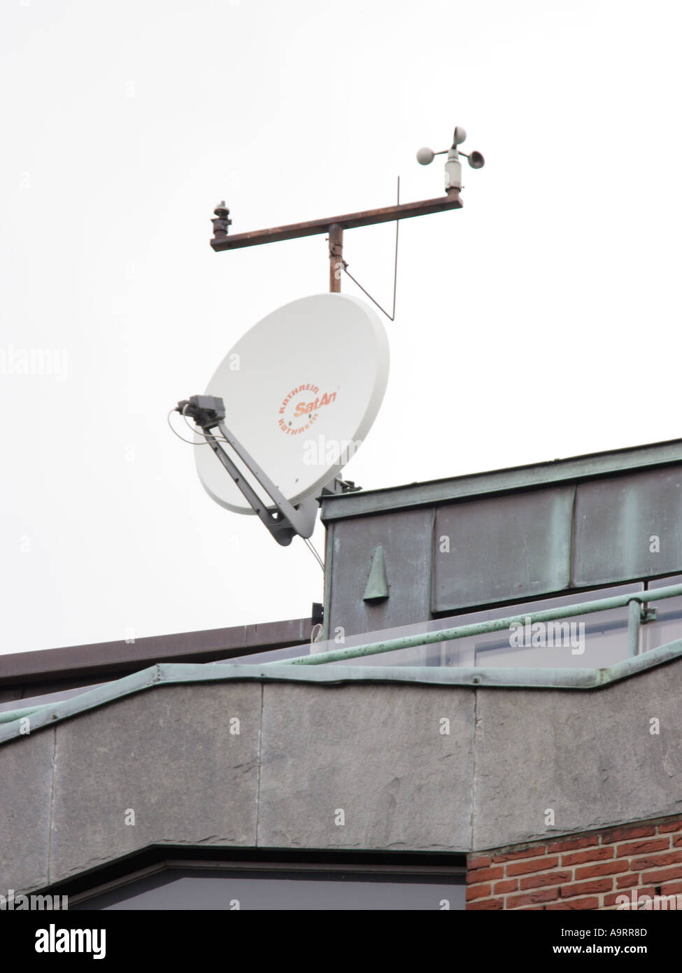 Satellite comms dish hi-res stock photography and images - Alamy