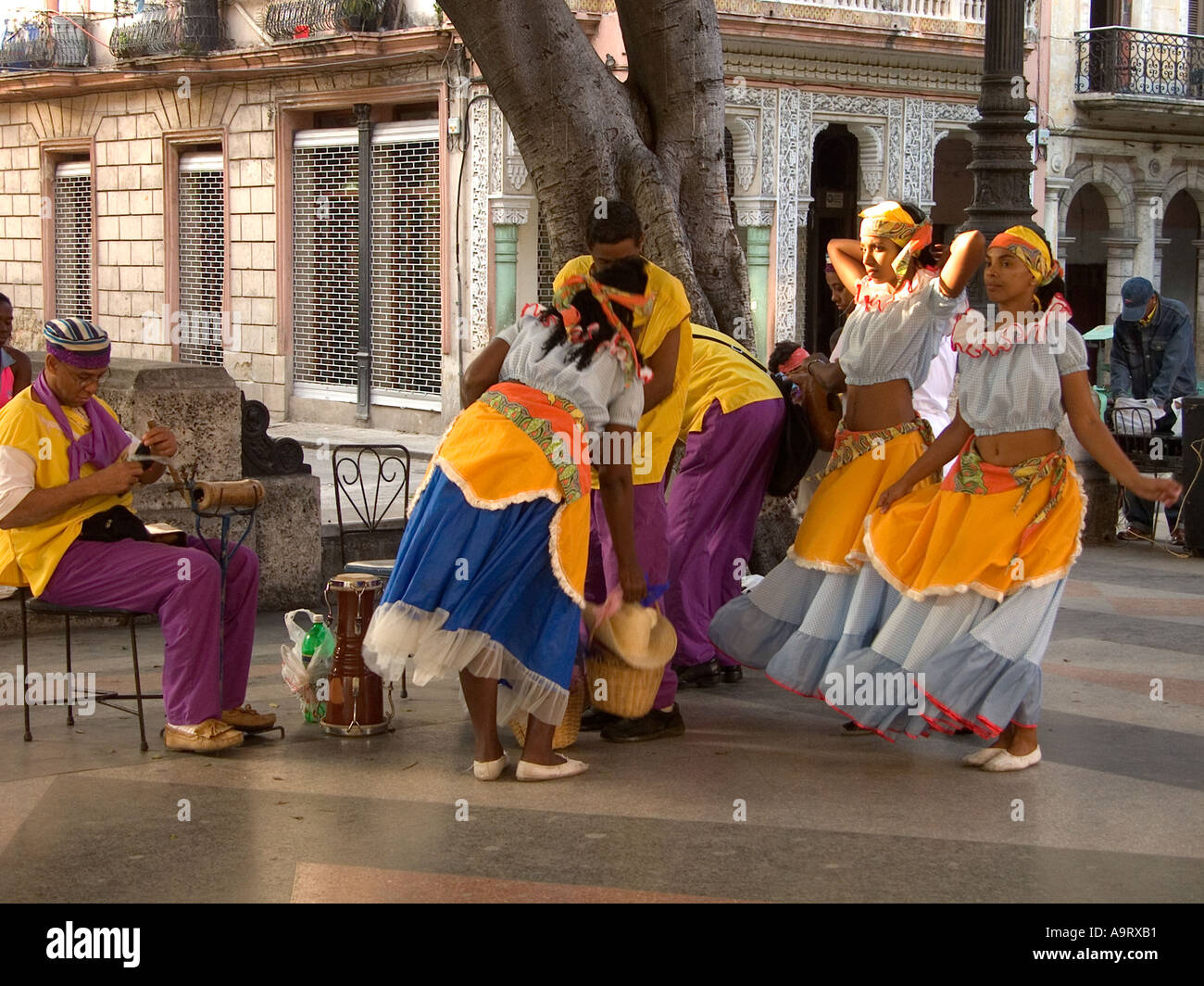 Cuba havana dancers musicians preparing hi-res stock photography and ...