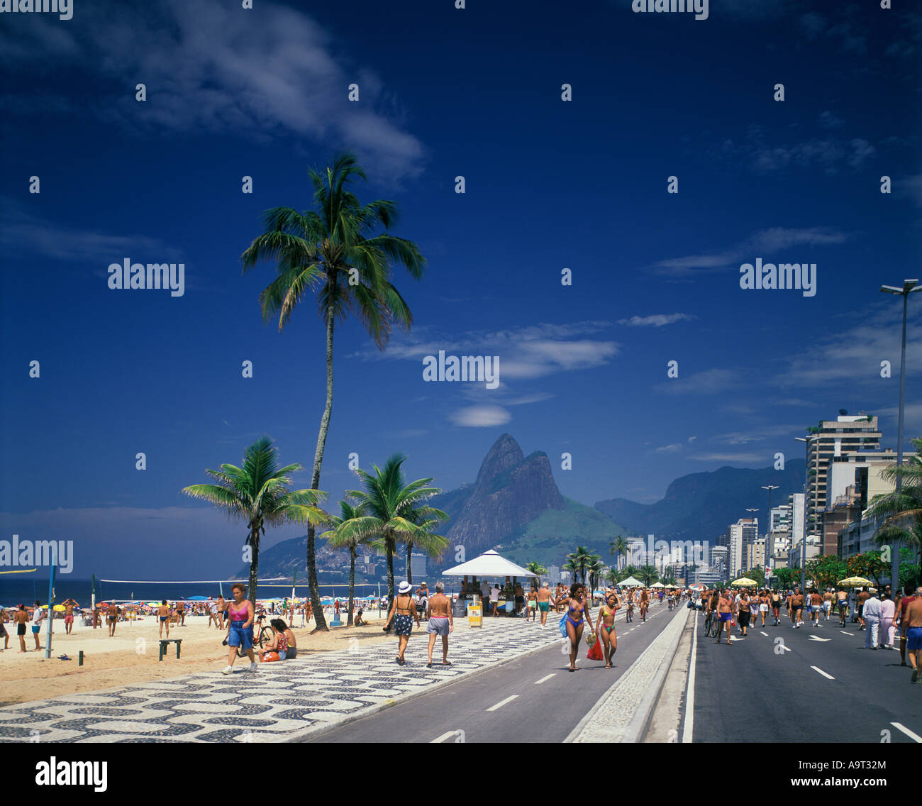 PROMENADE IPANEMA BEACH RIO DE JANEIRO BRAZIL Stock Photo - Alamy