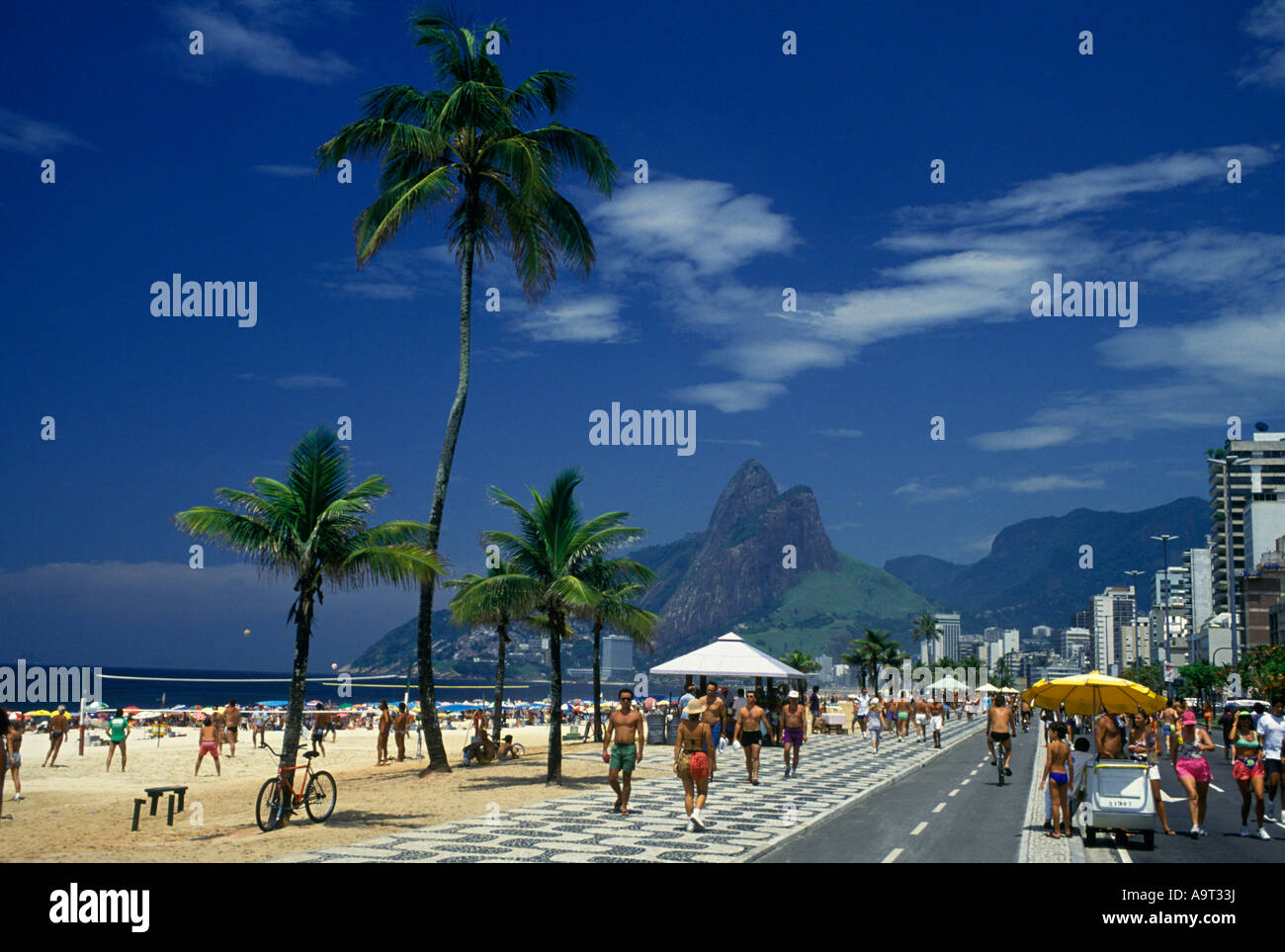 Ipanema beach promenade rio de hi-res stock photography and images - Alamy