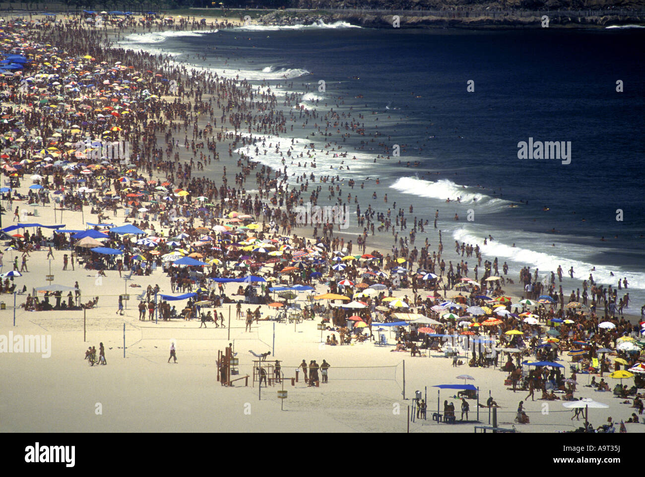 Rio de janeiro beach packed busy hi-res stock photography and images ...