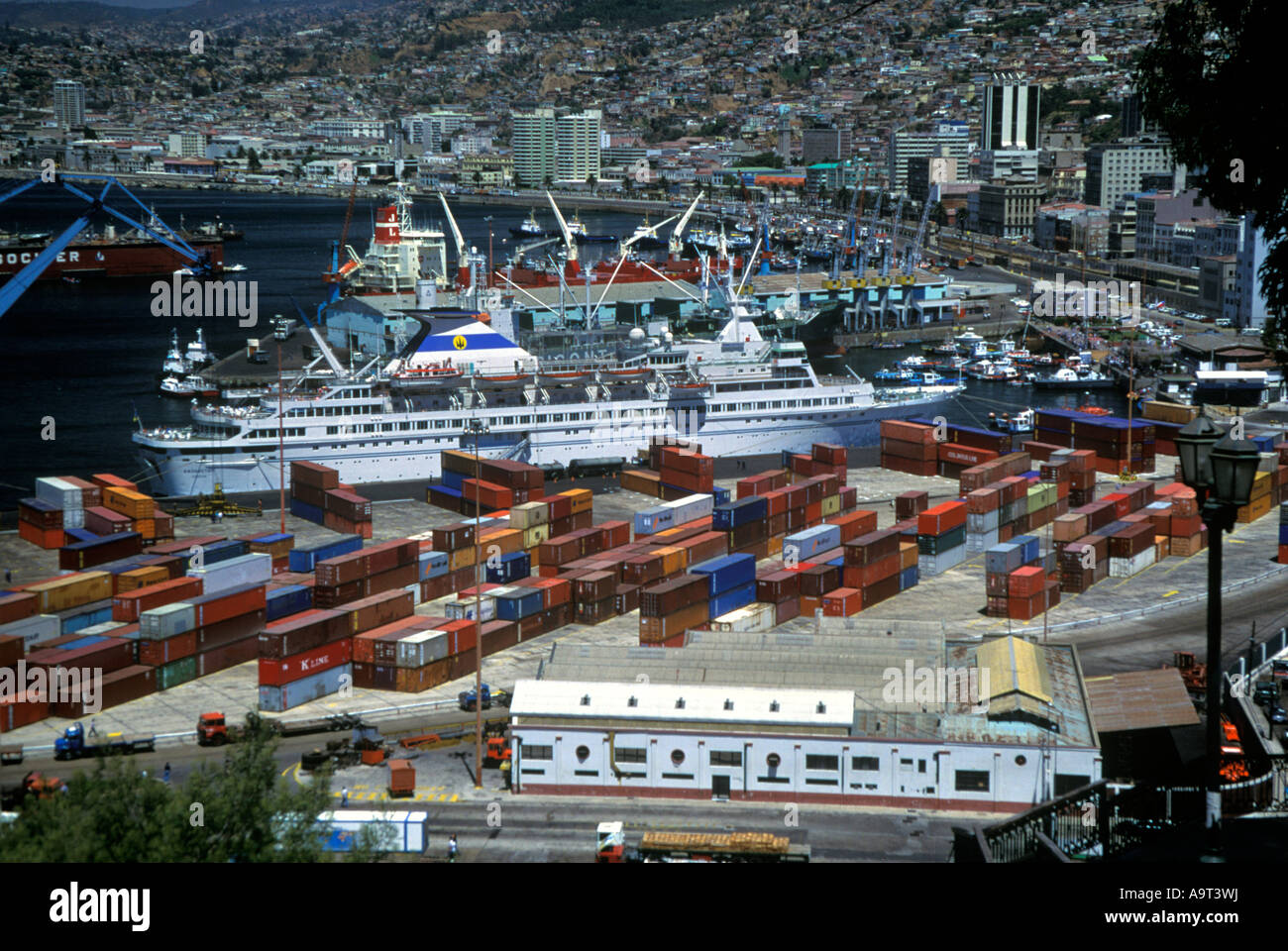 CONTAINERS AND CRUISE SHIPS PORT VALPARAISO CHILE Stock Photo - Alamy