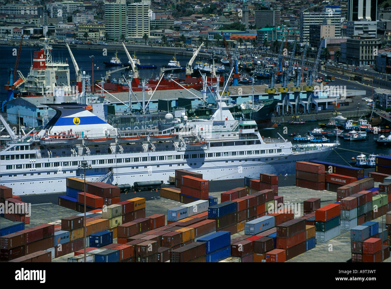 CONTAINERS AND CRUISE SHIPS PORT VALPARAISO CHILE Stock Photo - Alamy