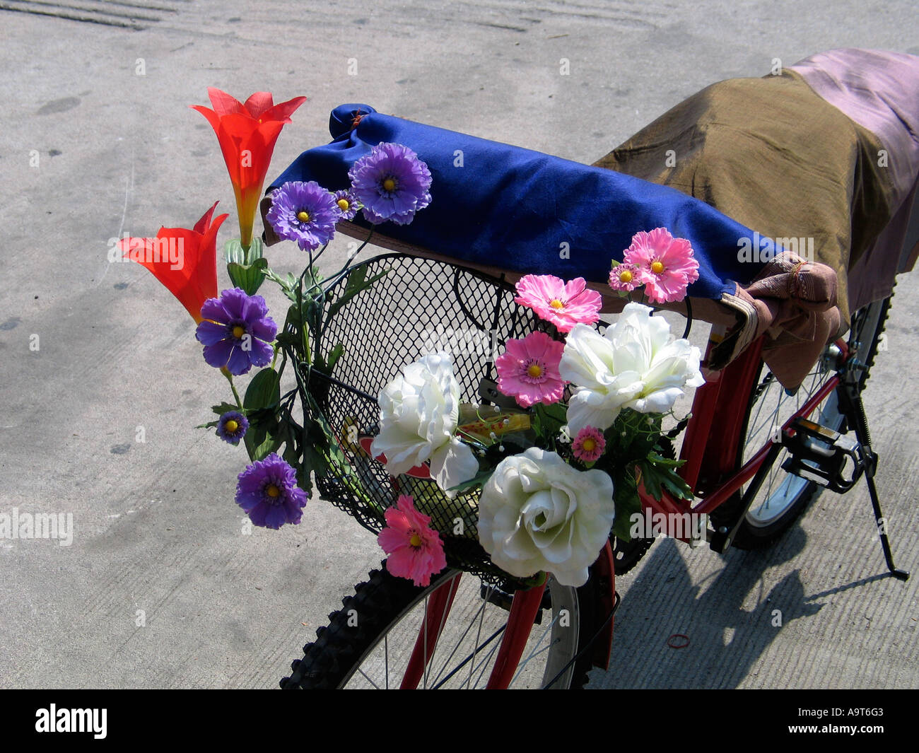 Cycle bike flower display hi-res stock photography and images - Alamy