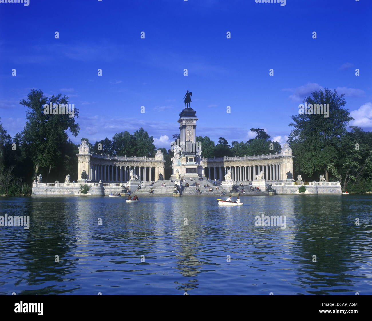 ALFONSO XII MONUMENT BOAT LAKE RETIRO PARK MADRID SPAIN Stock Photo - Alamy