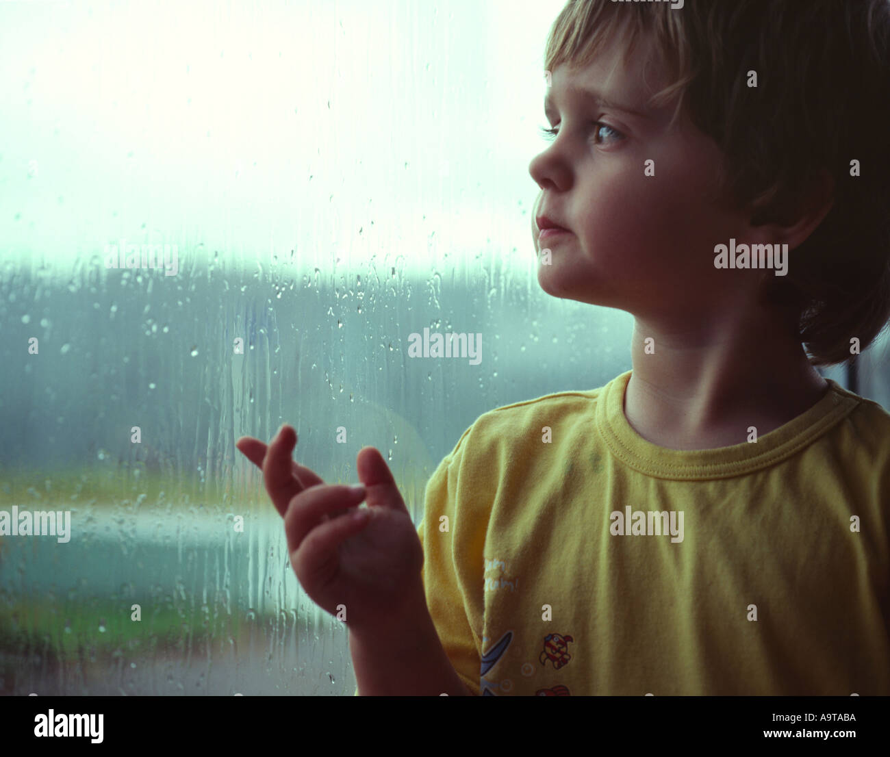 Child and window and rain hi-res stock photography and images - Alamy