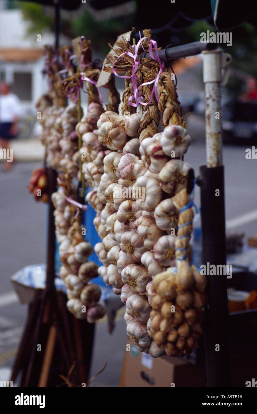 Cloves of garlic hanging food market hi-res stock photography and ...