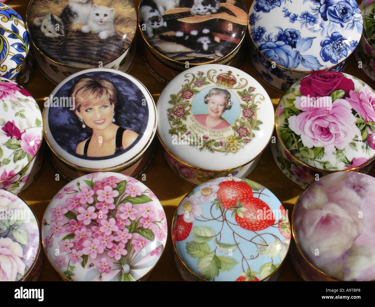 Keepsakes souvenir plates featuring princess Diana and Queen Elizabeth ...