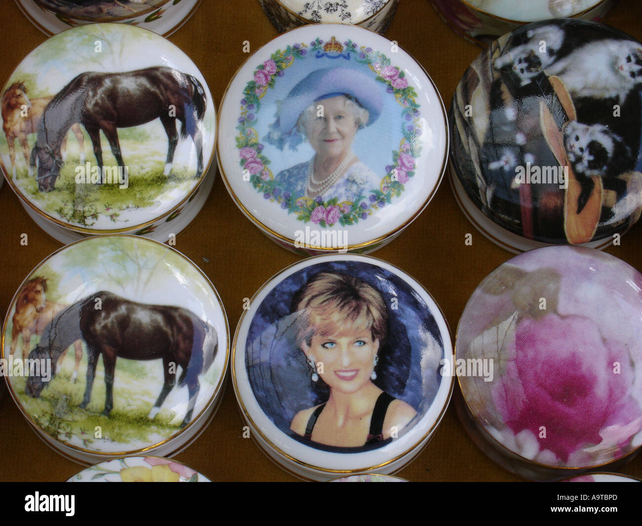 Keepsakes souvenir plates featuring princess Diana and Queen Elizabeth ...