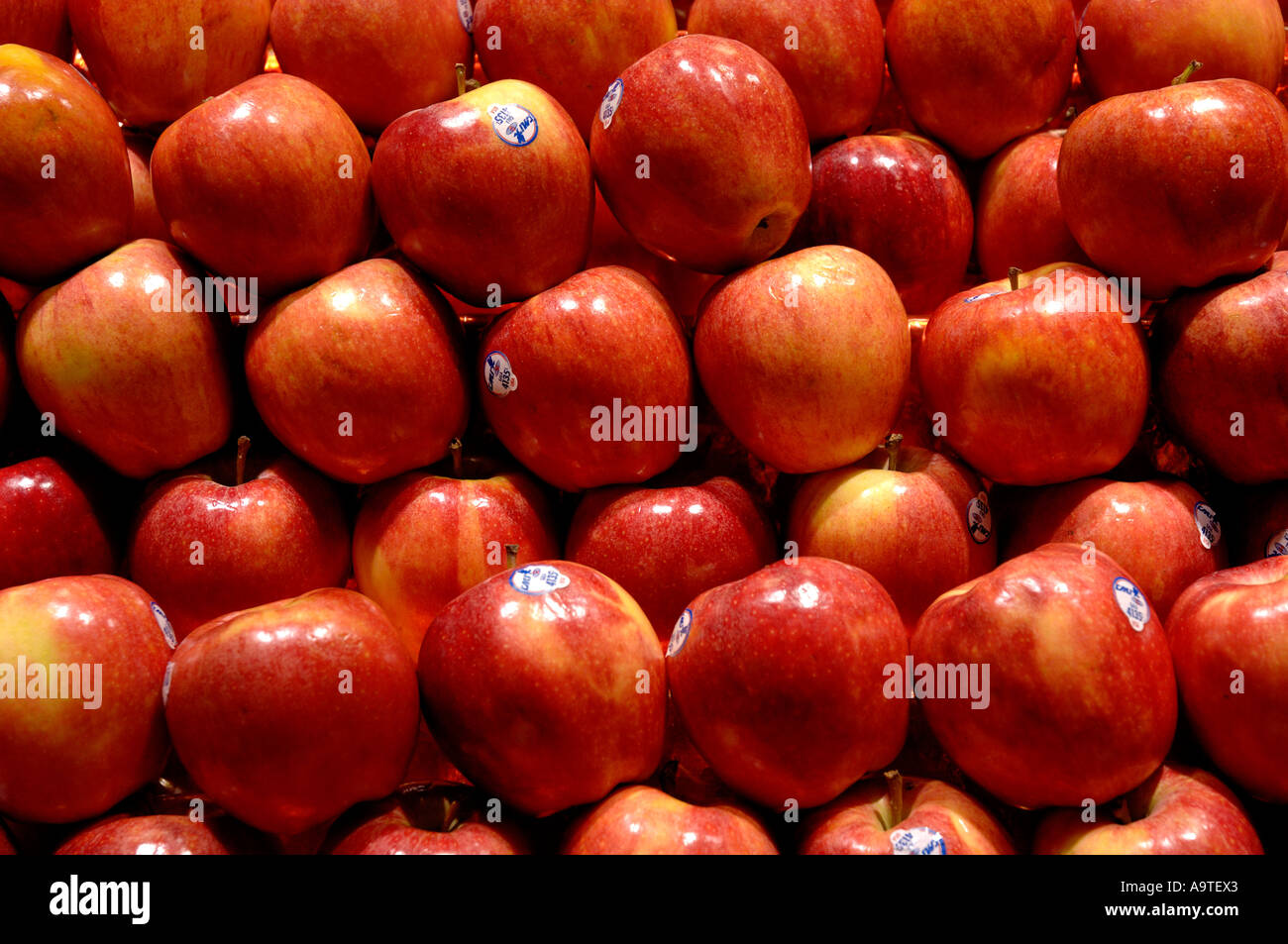 Red apples in supermarket shelf Stock Photo - Alamy