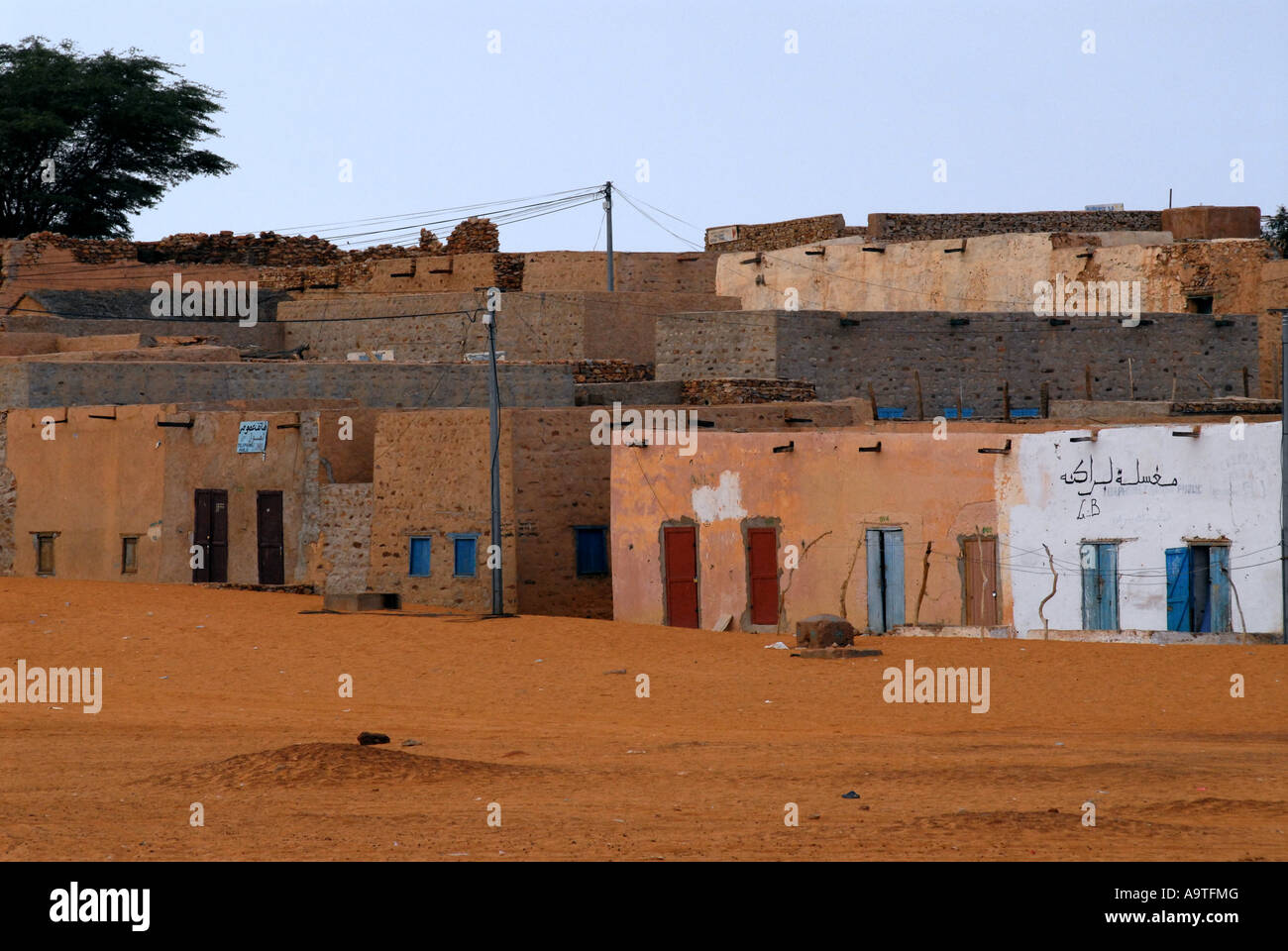 Ancient town of Chinguetti Adrar region Mauritania with the desert ...