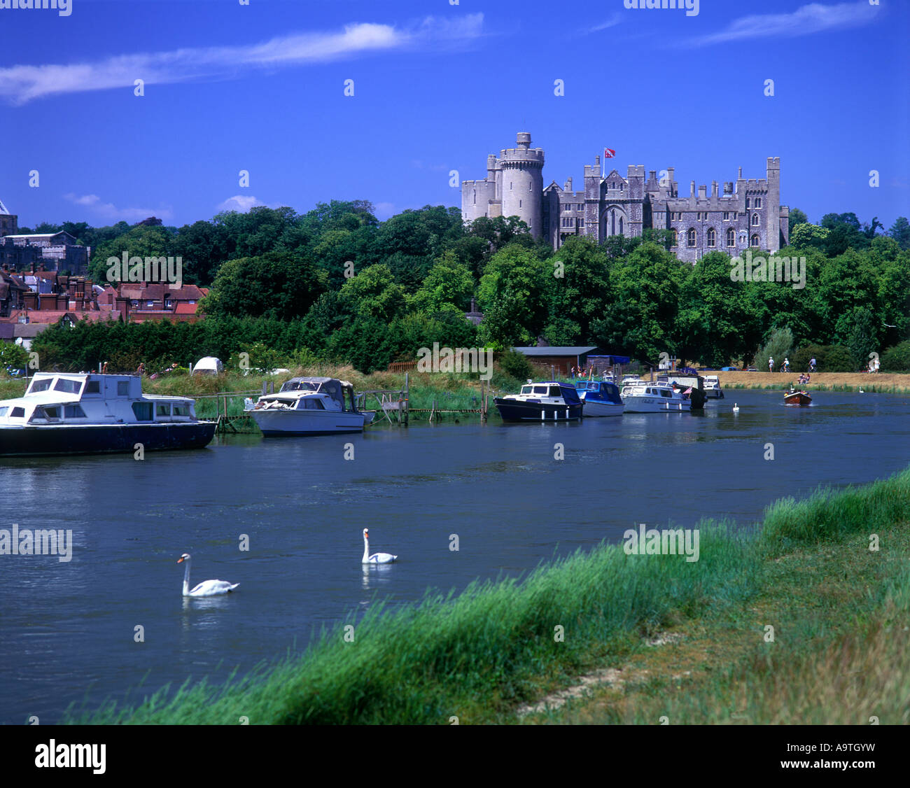 ARUNDEL CASTLE RIVER ARUN WEST SUSSEX ENGLAND UK Stock Photo - Alamy