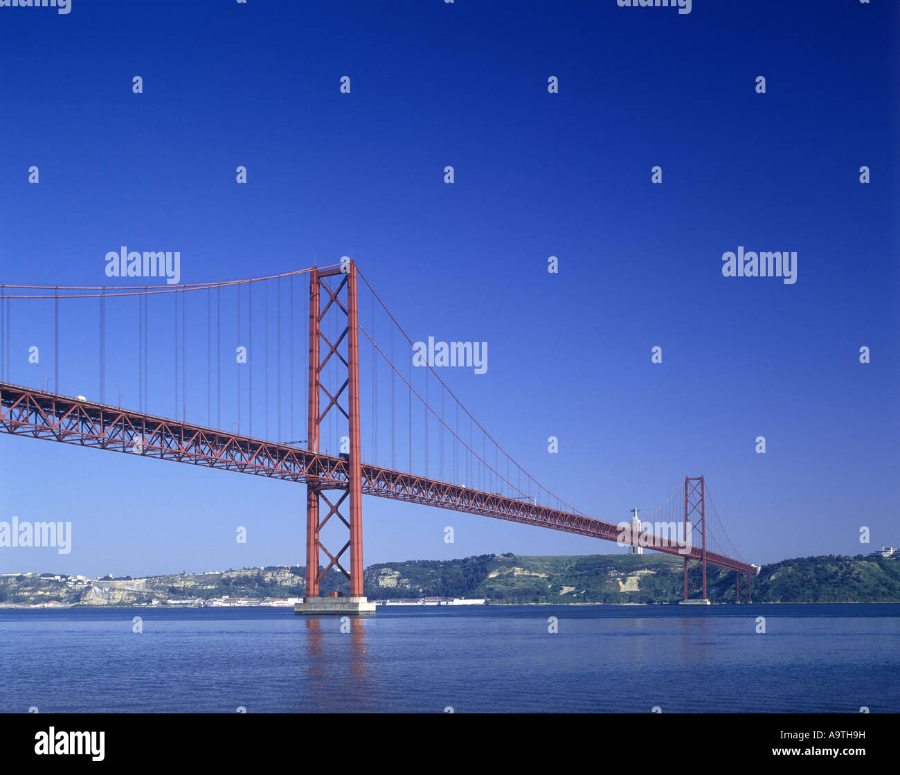 PONTE SALAZAR 25TH ABRIL BRIDGE RIVER TEJO LISBON PORTUGAL Stock Photo ...