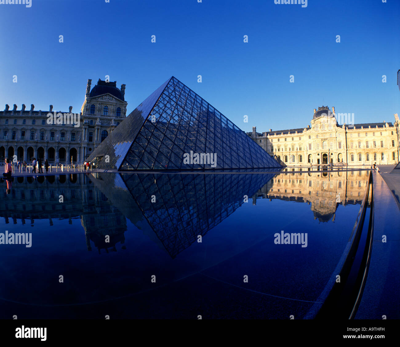 GLASS PYRAMID PALAIS DU LOUVRE MUSEUM PARIS FRANCE Stock Photo - Alamy