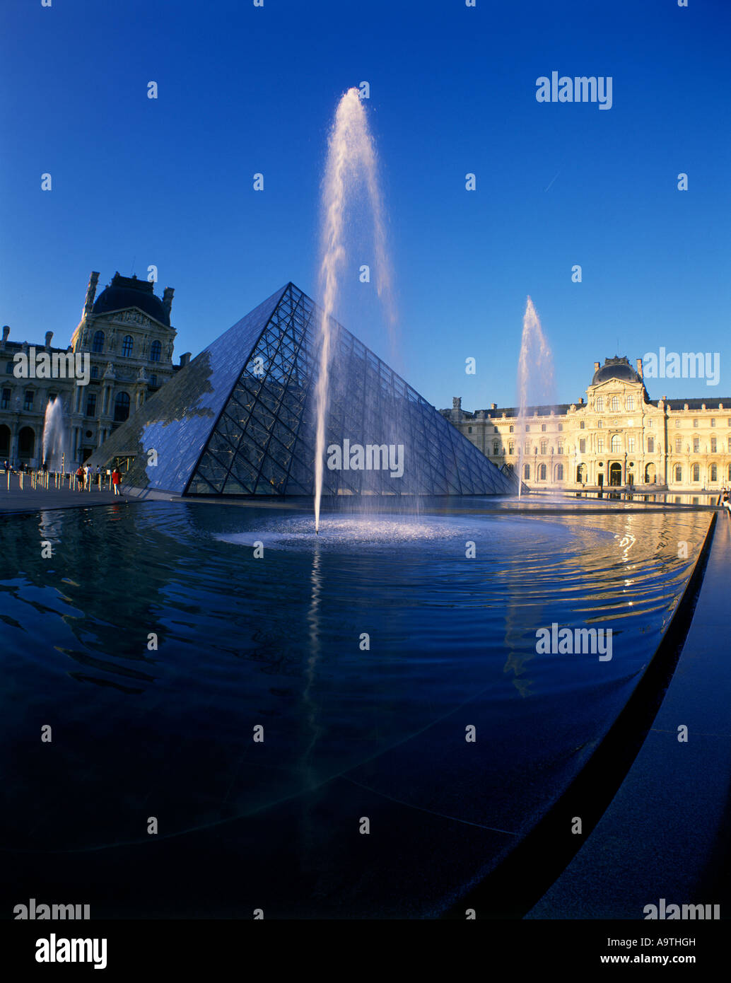 Fountain pool pyramid hi-res stock photography and images - Alamy