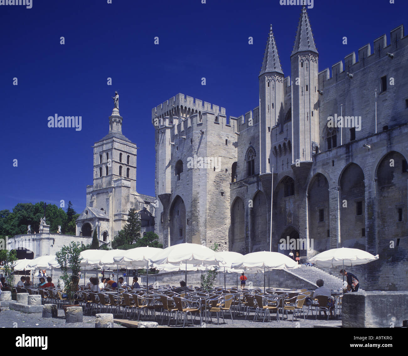 STREET SCENE OUTDOOR CAFE PALAIS DES PAPES AVIGNON VAUCLUSE FRANCE ...