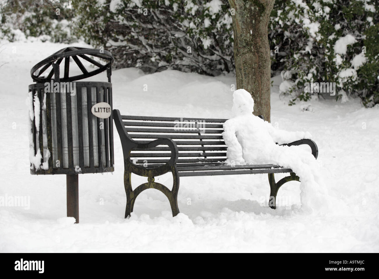 Snowman bench hi-res stock photography and images - Alamy