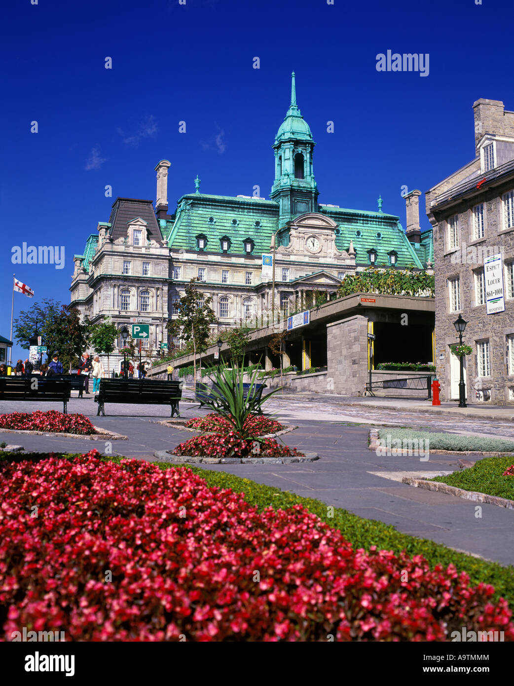 STREET SCENE PLACE JACQUES CARTIER OLD MONTREAL CANADA Stock Photo - Alamy