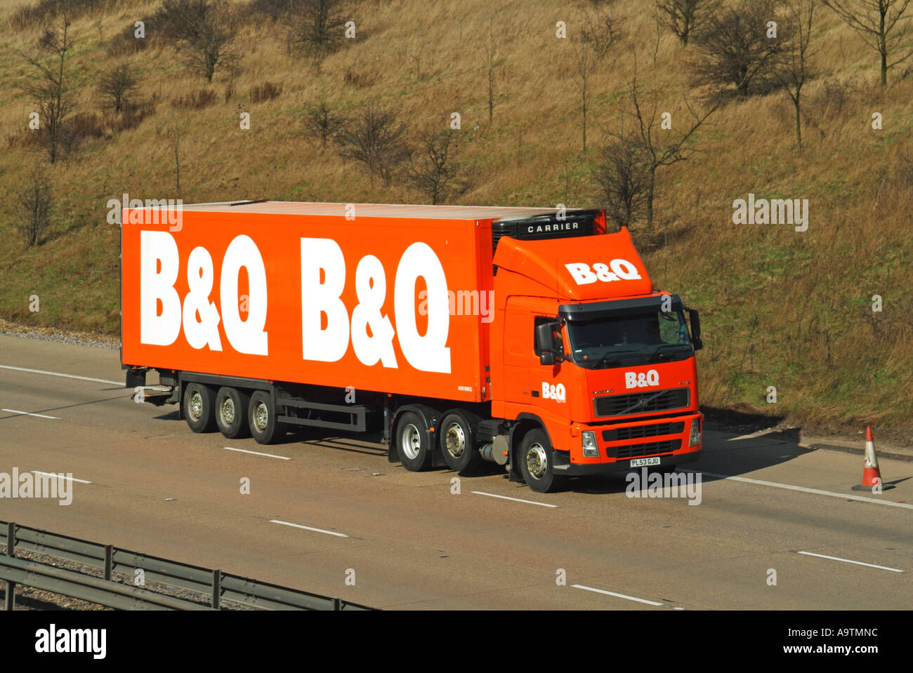 M25 motorway B&Q Volvo articulated delivery lorry with raised axle ...