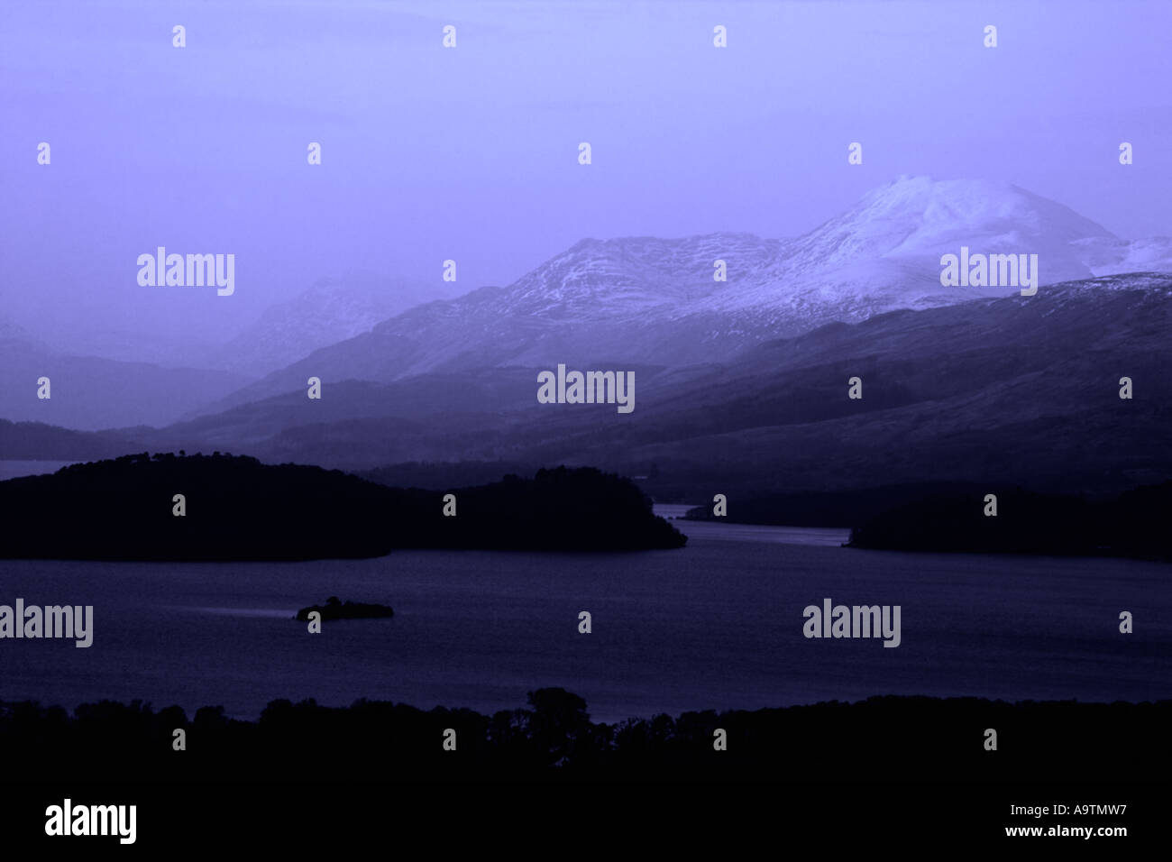 COLD AND MISTY WINTERS DAY AT LOCH LOMOND Stock Photo - Alamy