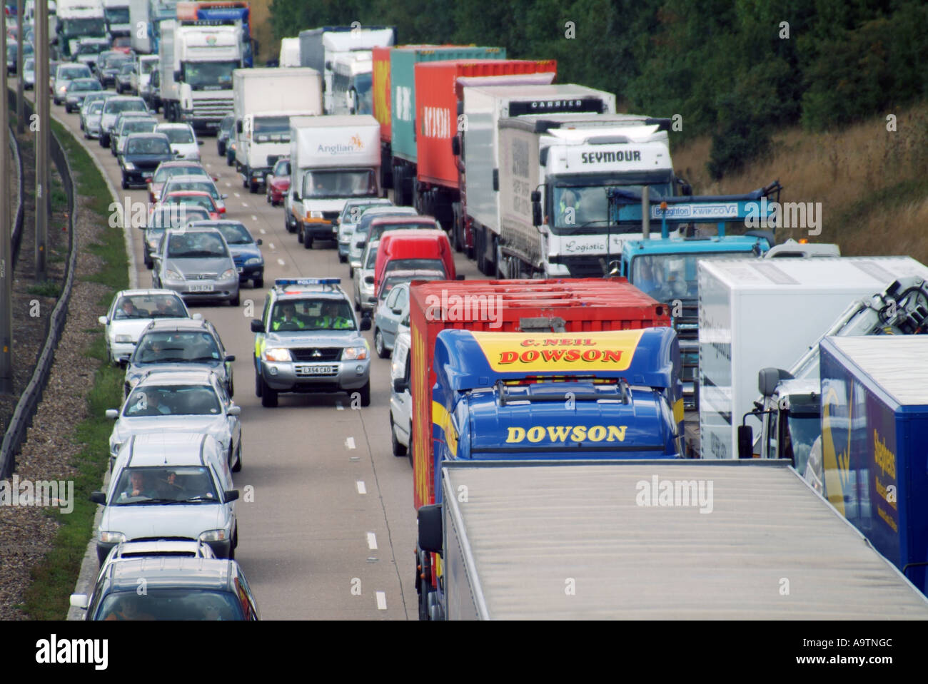 Queuing traffic on m25 motorway hi-res stock photography and images - Alamy