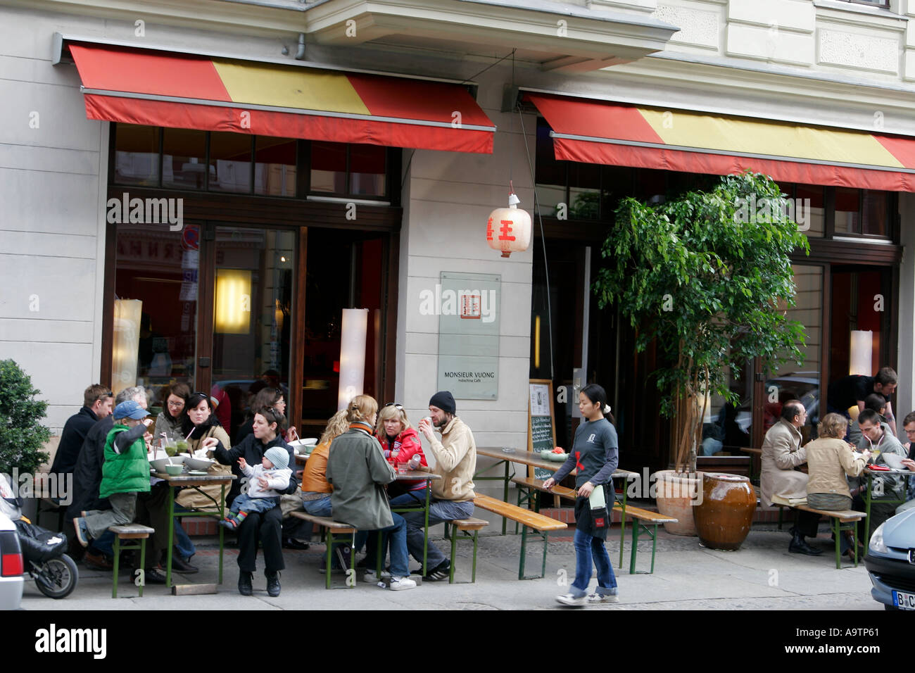 Vietnamese outdoor cafe hi-res stock photography and images - Alamy