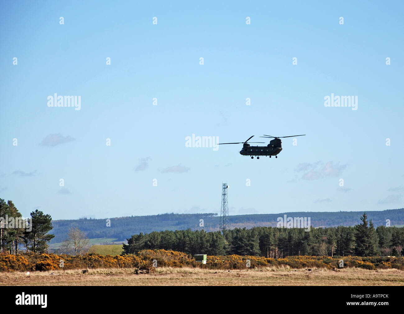 Boeing ch 47 chinook flying down hi-res stock photography and images ...