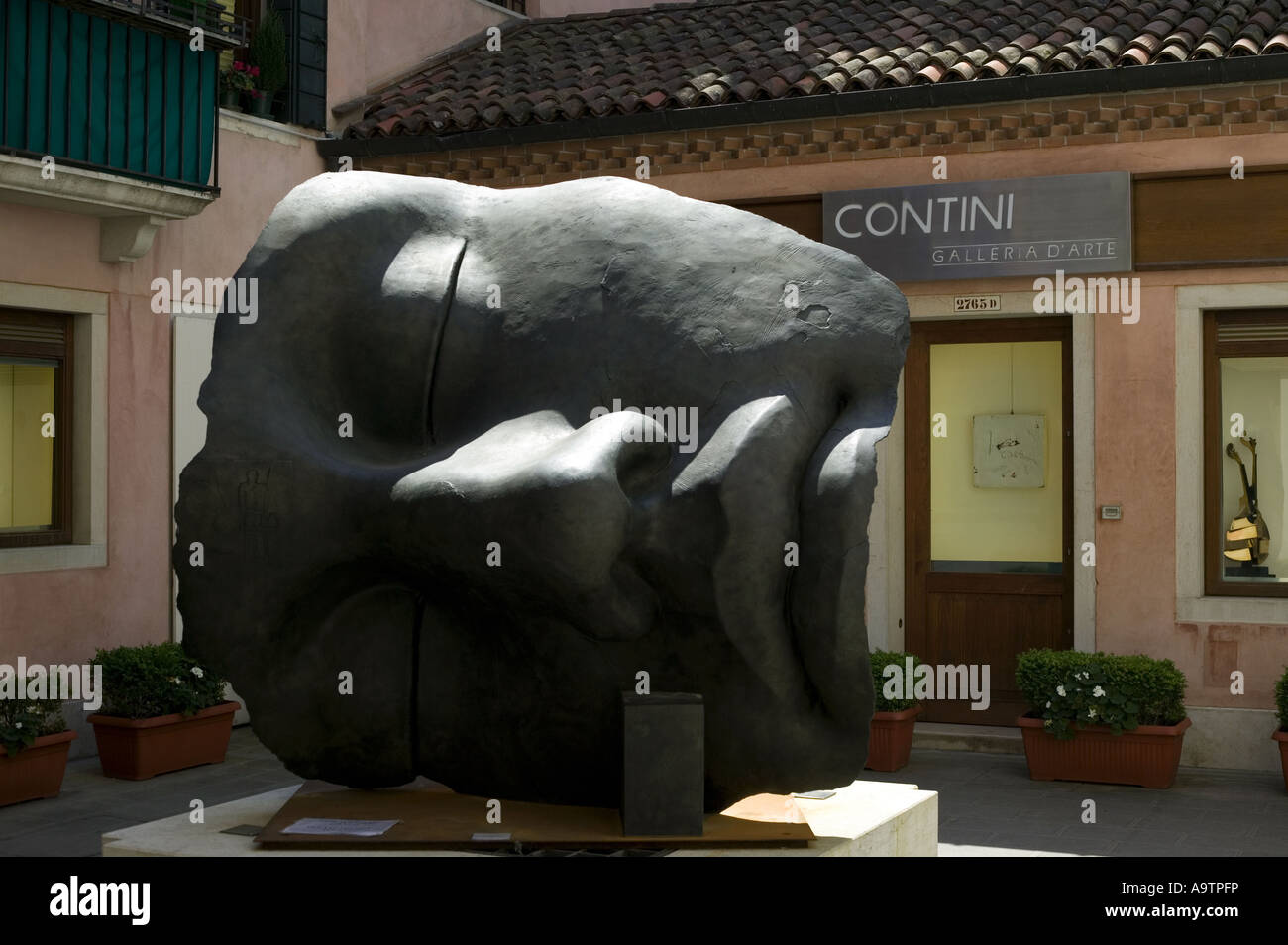 Sculpture of face outside Contini Galleria D'Art Art Gallery, Venice ...