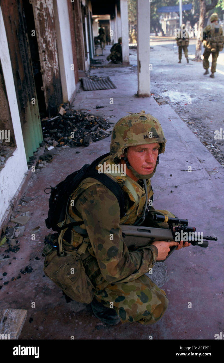 'EAST TIMOR SEPT/OCT 1999', AUSTRALIAN TROOPS MOVE THROUGH DILI IN AN ...