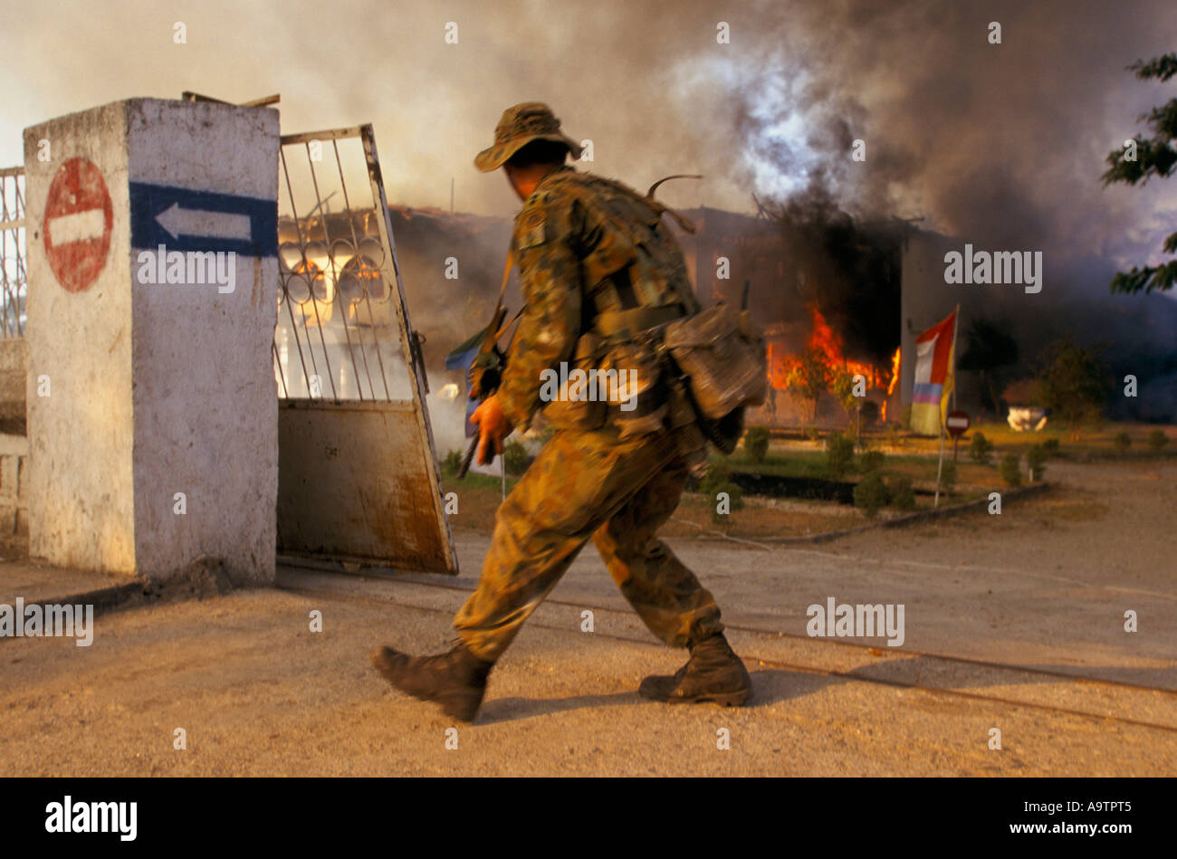 'EAST TIMOR SEPT/OCT 1999', AUSTRALIAN TROOPS MOVE THROUGH DILI IN AN ...