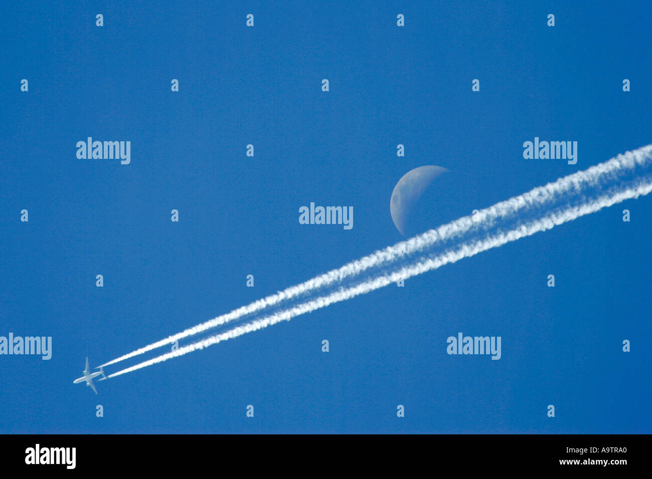 Short contrail hi-res stock photography and images - Alamy