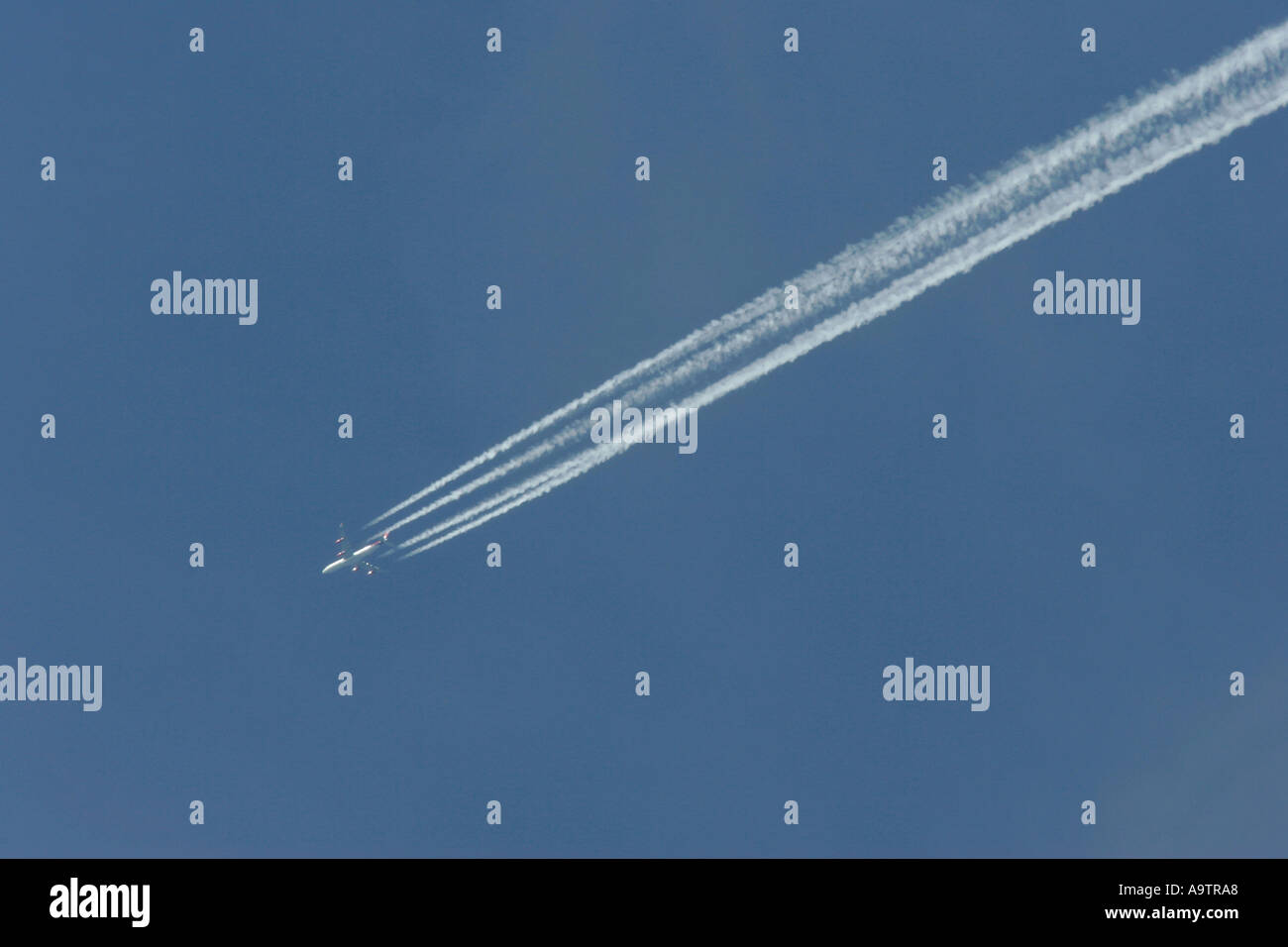 Jet aircraft contrail hi-res stock photography and images - Alamy