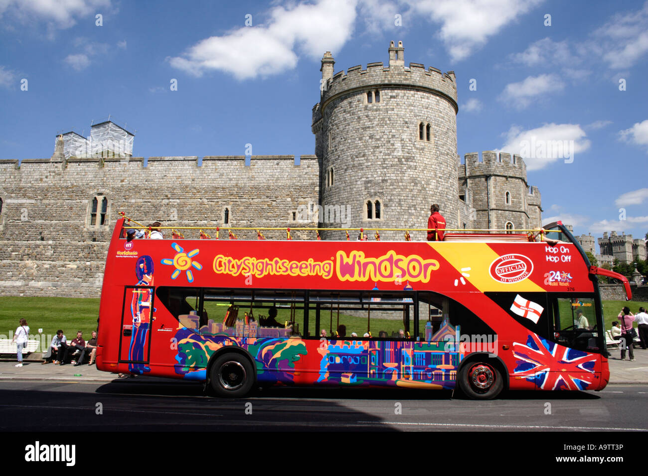 Sightseeing tourist bus at Windsor Castle Stock Photo - Alamy