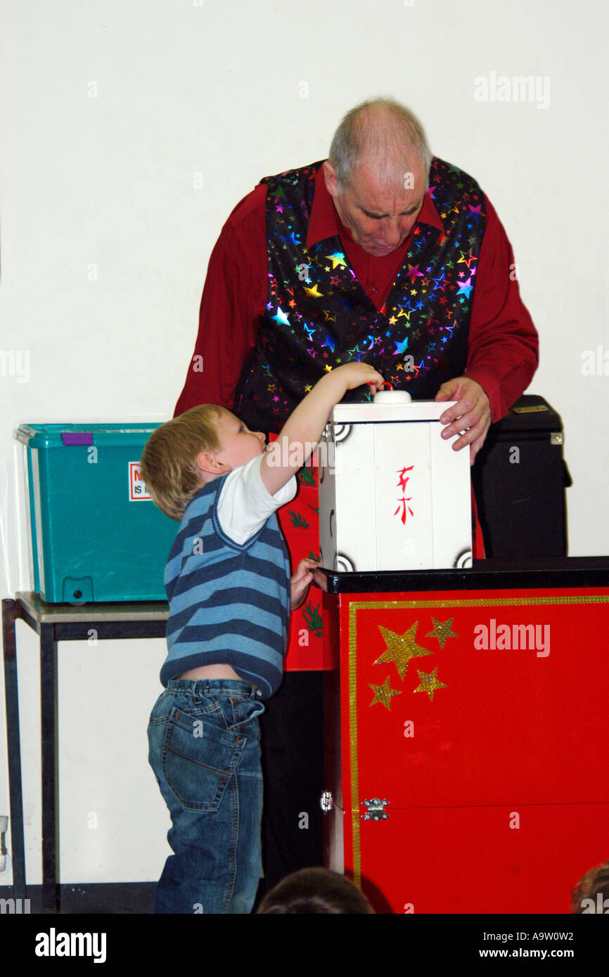 Children entertainer party hi-res stock photography and images - Alamy