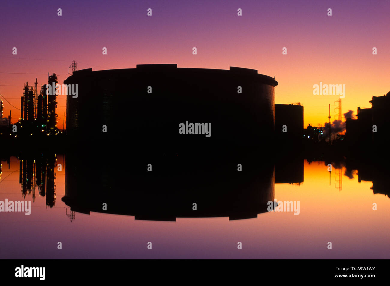 CRACKING TOWERS AND STORAGE TANKS OIL REFINERY Stock Photo - Alamy